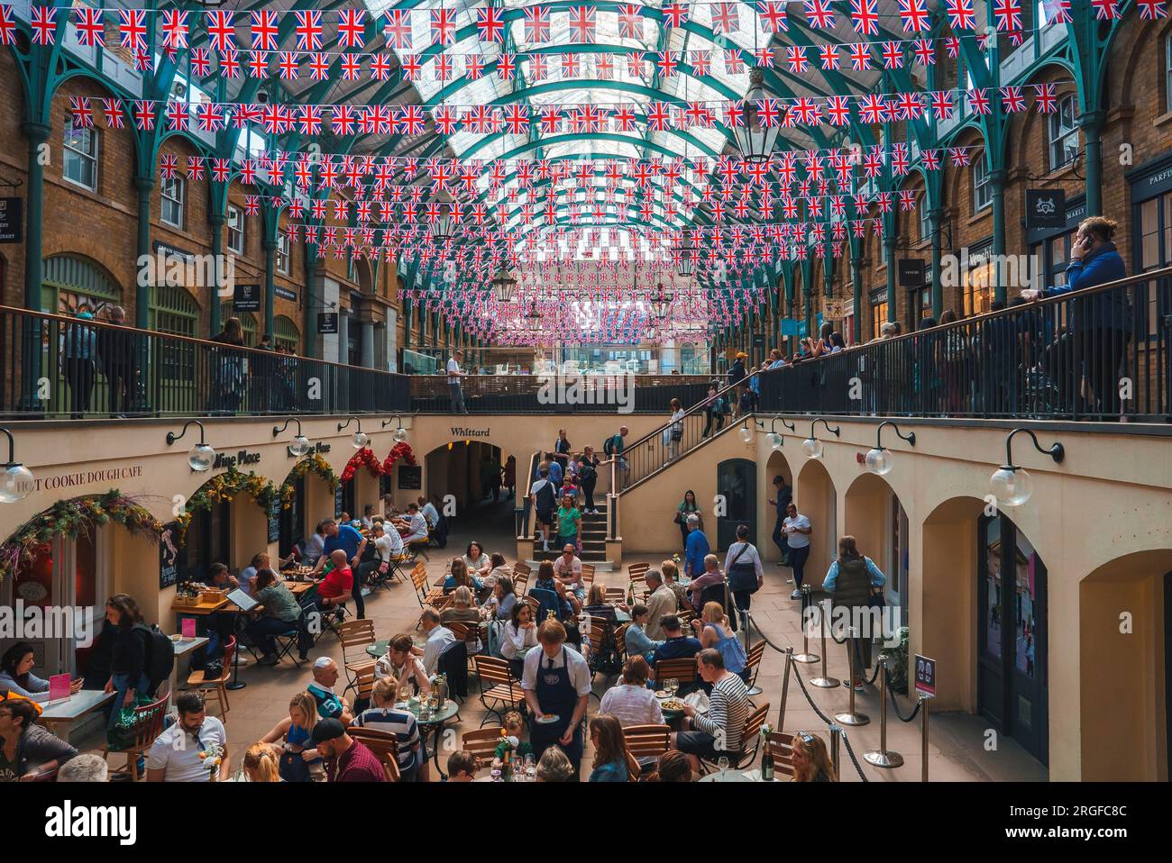 Hanging over crowd hi-res stock photography and images - Alamy