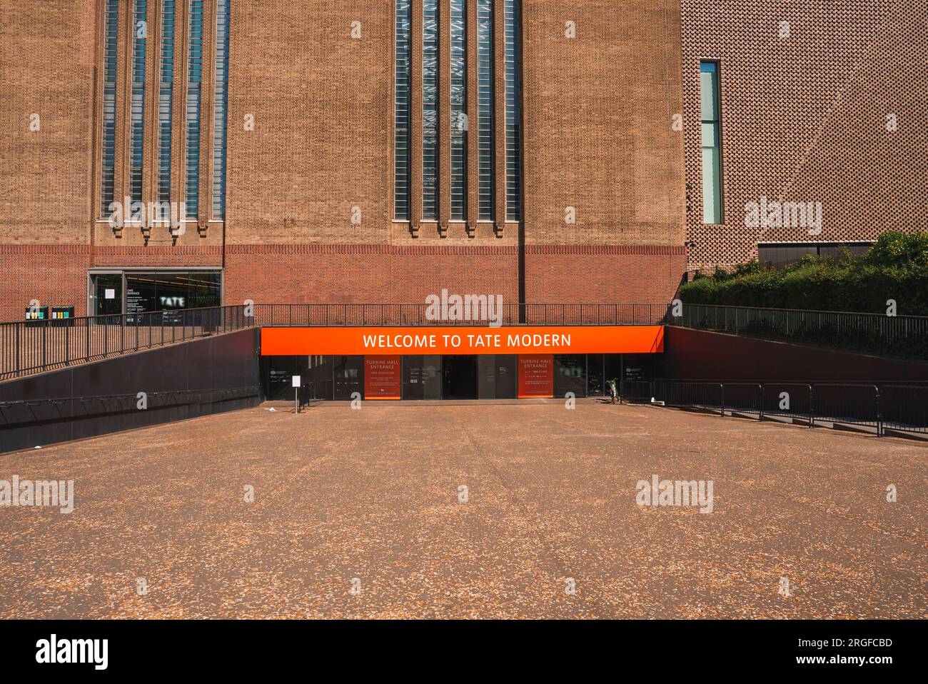 Entrance of Tate Modern Museum in London on sunny day Stock Photo - Alamy