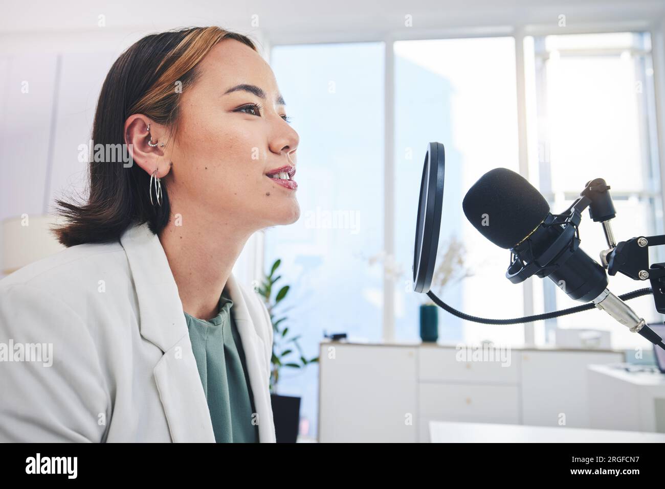 Presenter thinking hi-res stock photography and images - Alamy