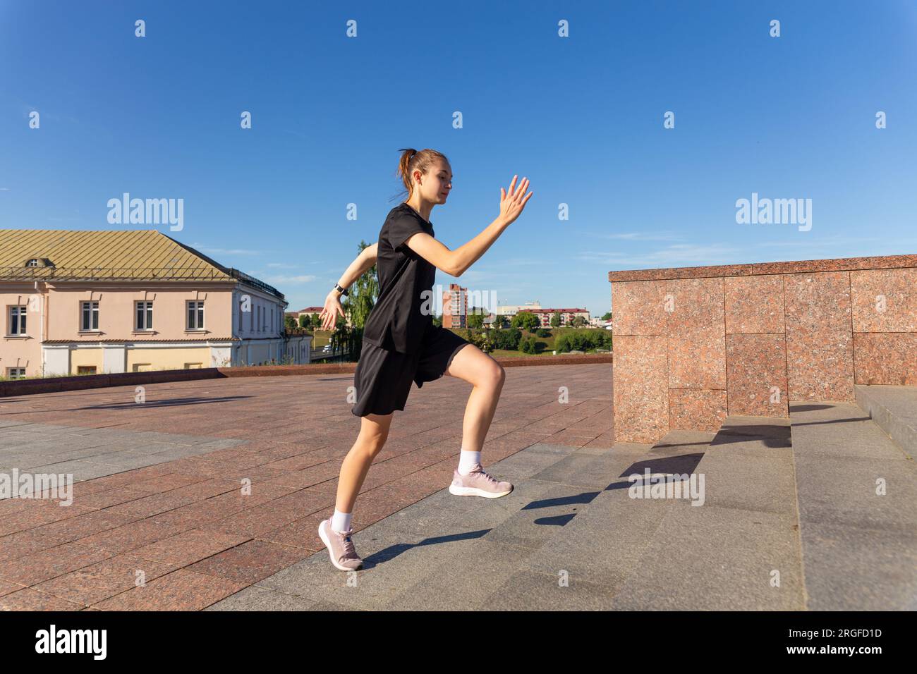 Black woman running clothes hi-res stock photography and images - Alamy