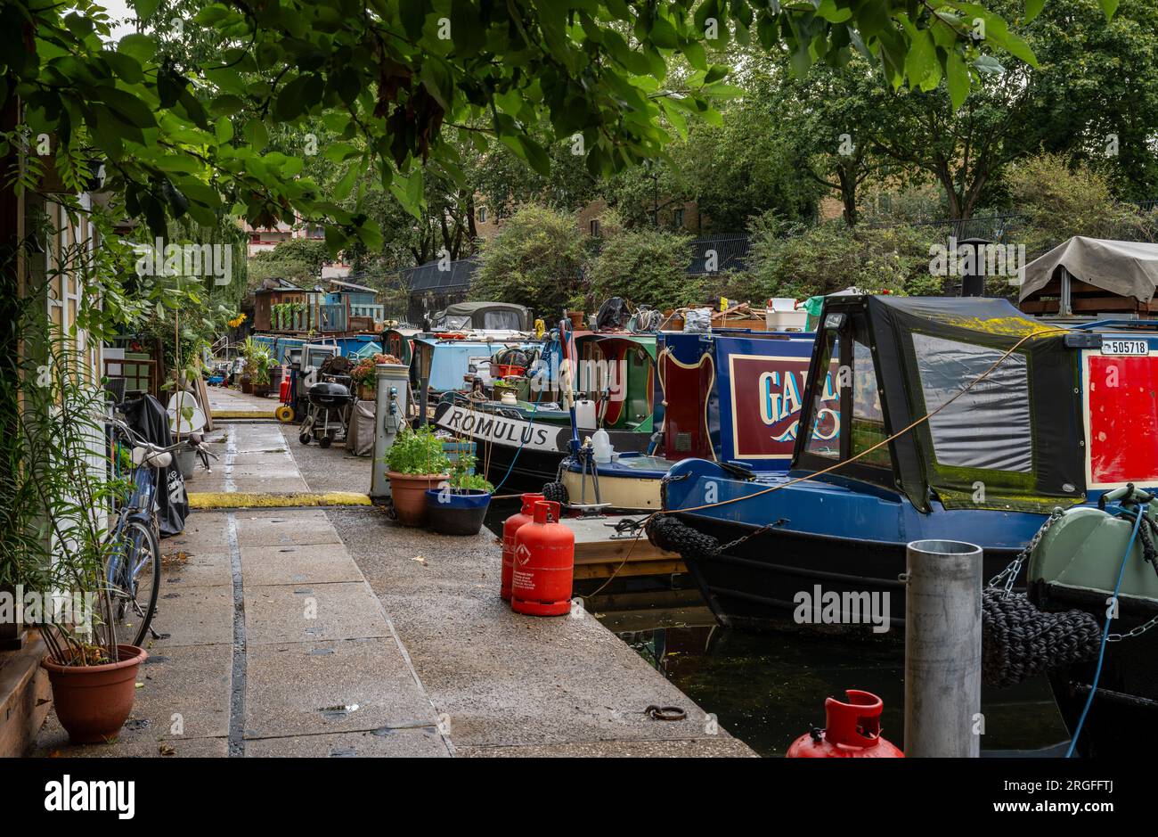 Regents canal mooring hi-res stock photography and images - Alamy