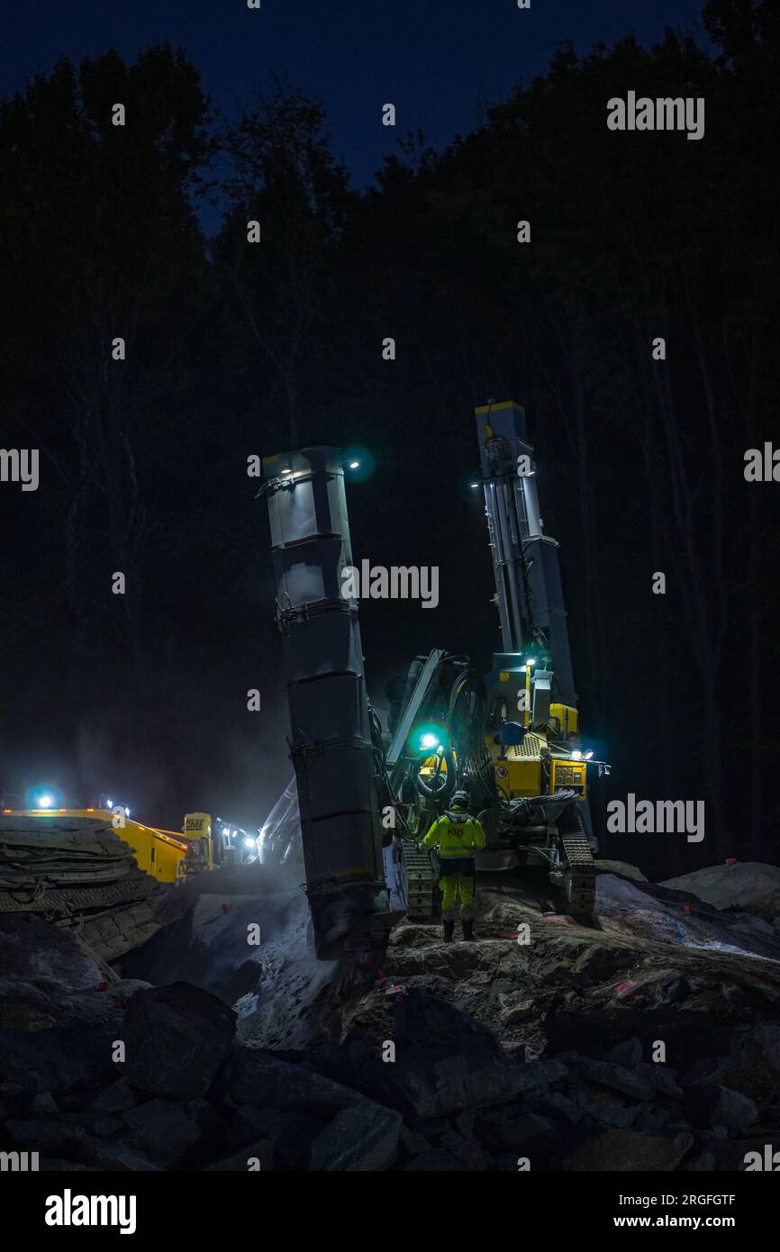 Drilling rig night hi-res stock photography and images - Alamy