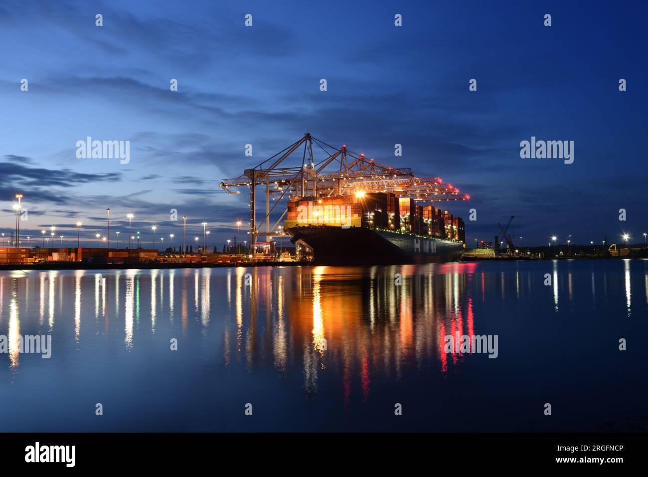 Southampton container port hi-res stock photography and images - Alamy