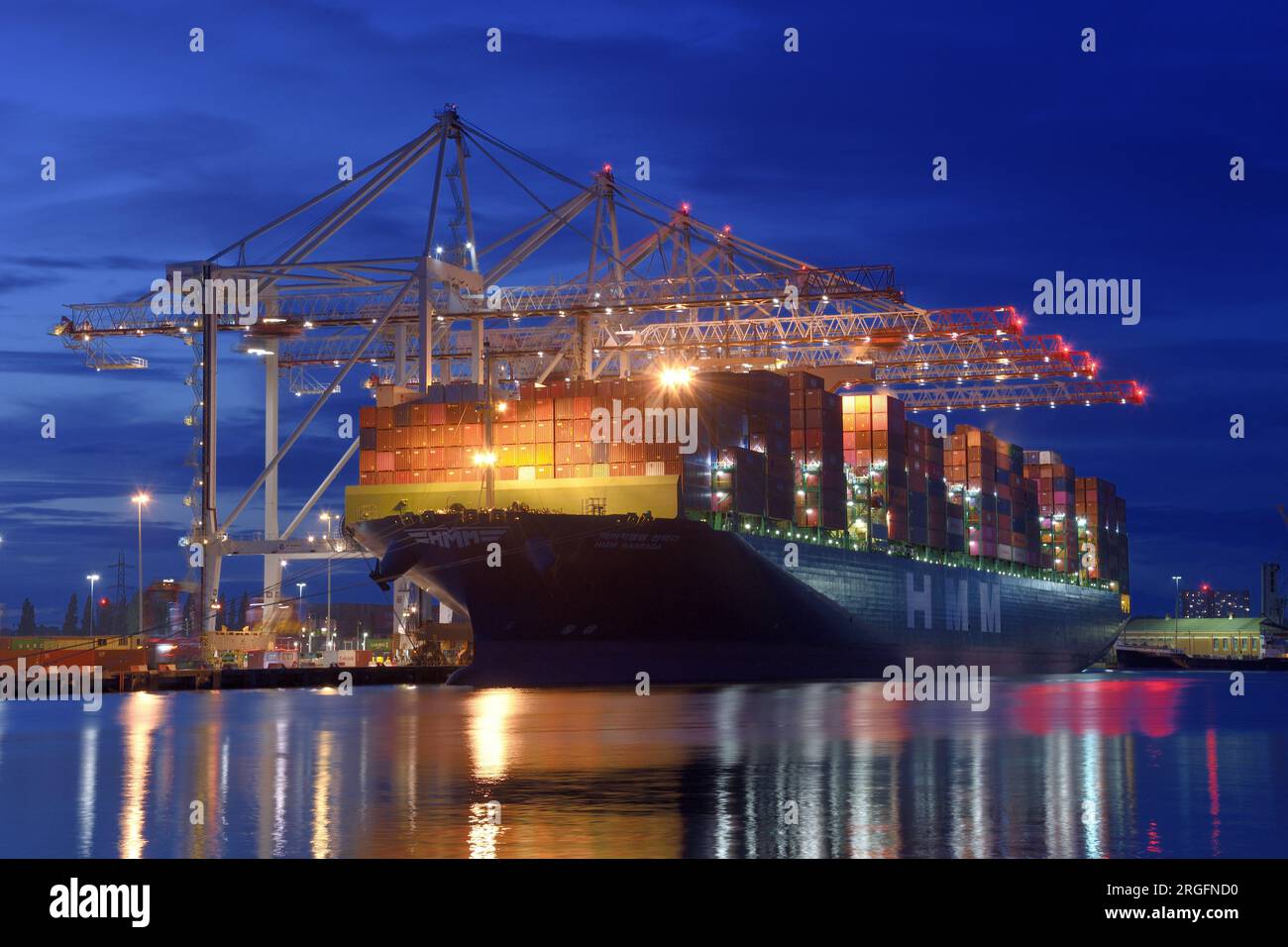 Southampton container port Stock Photo - Alamy