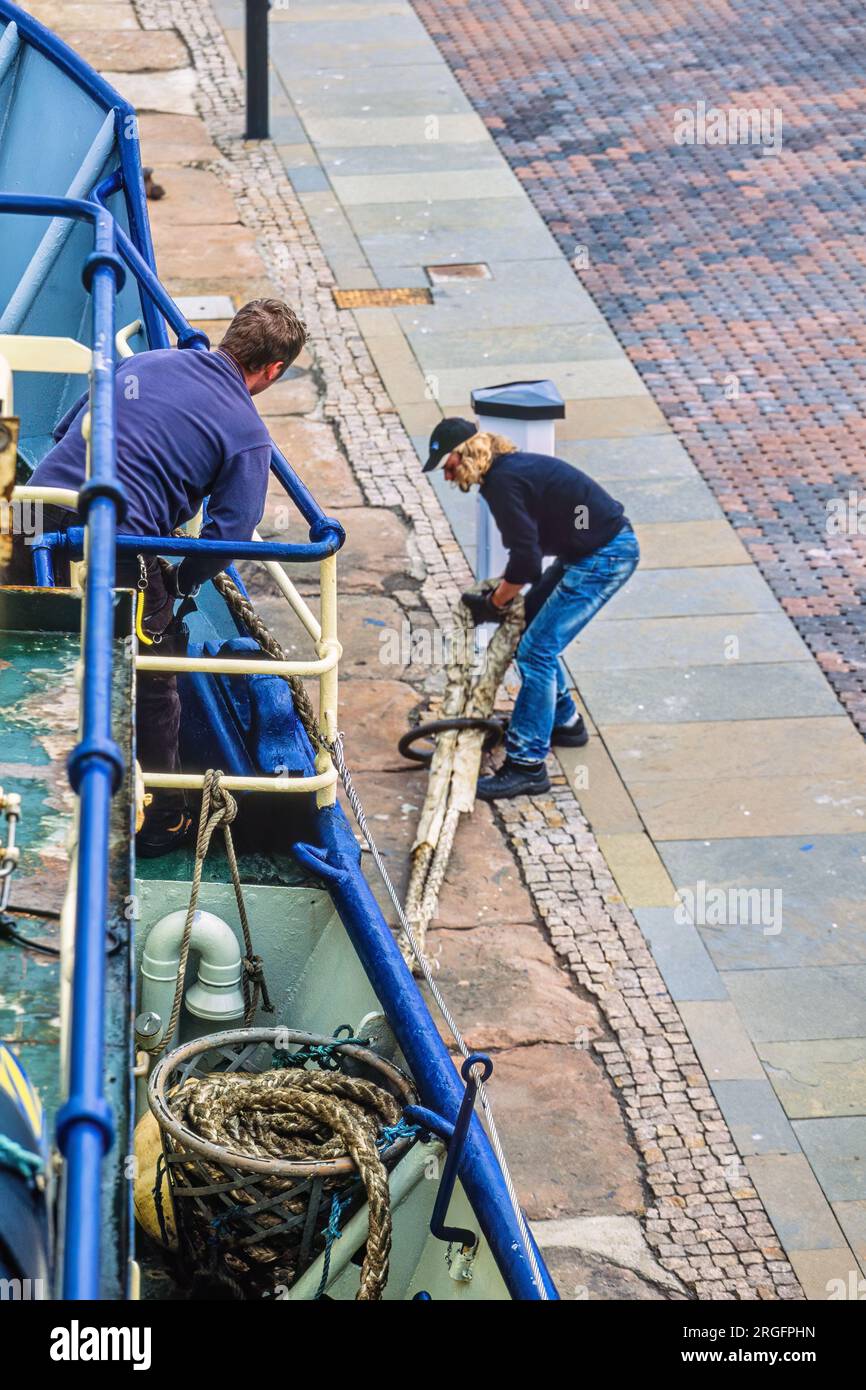 Sailors mooring a ship hi-res stock photography and images - Alamy