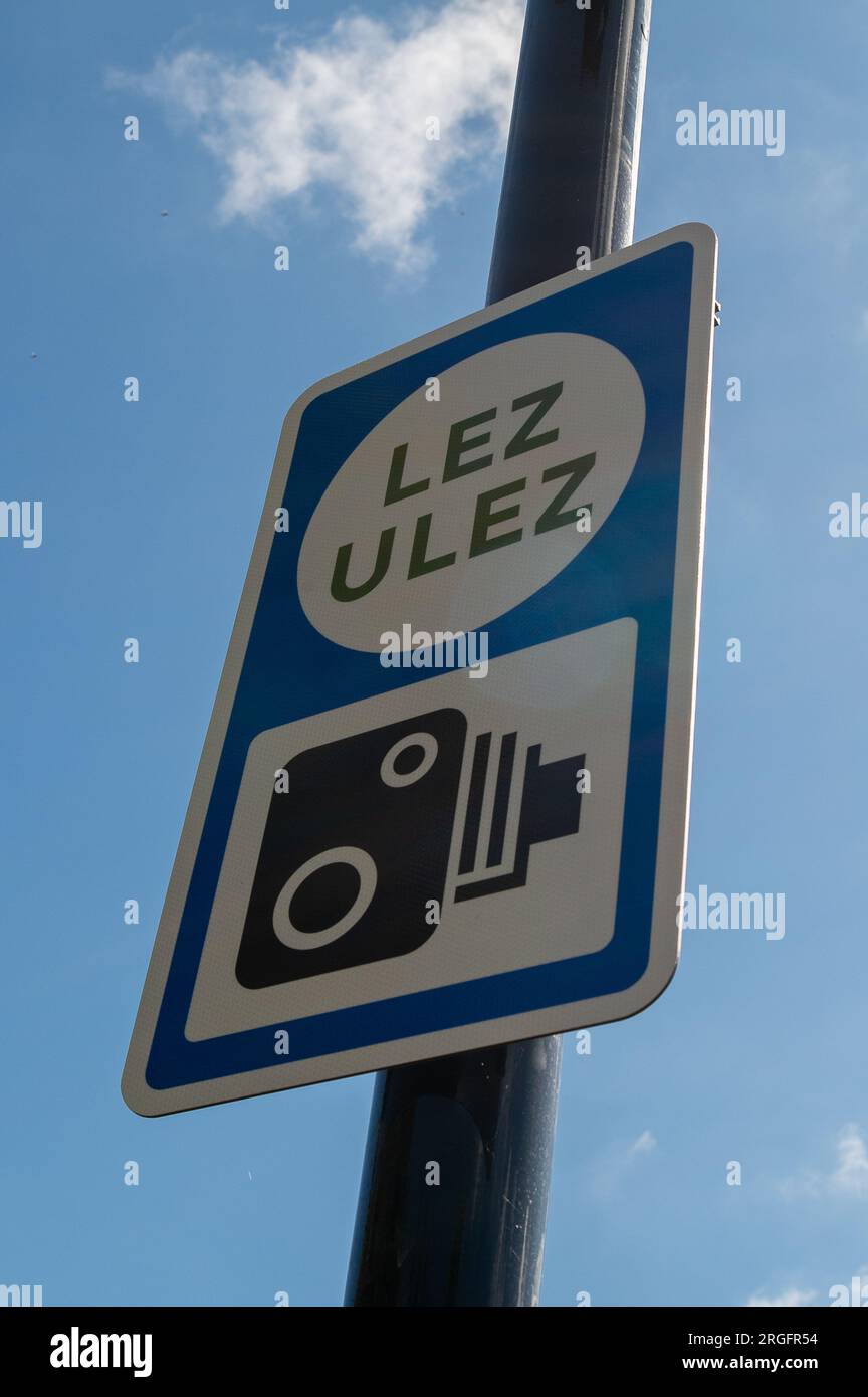 Uxbridge, UK. 9th August, 2023. New ULEZ cameras and signs (pictured ...