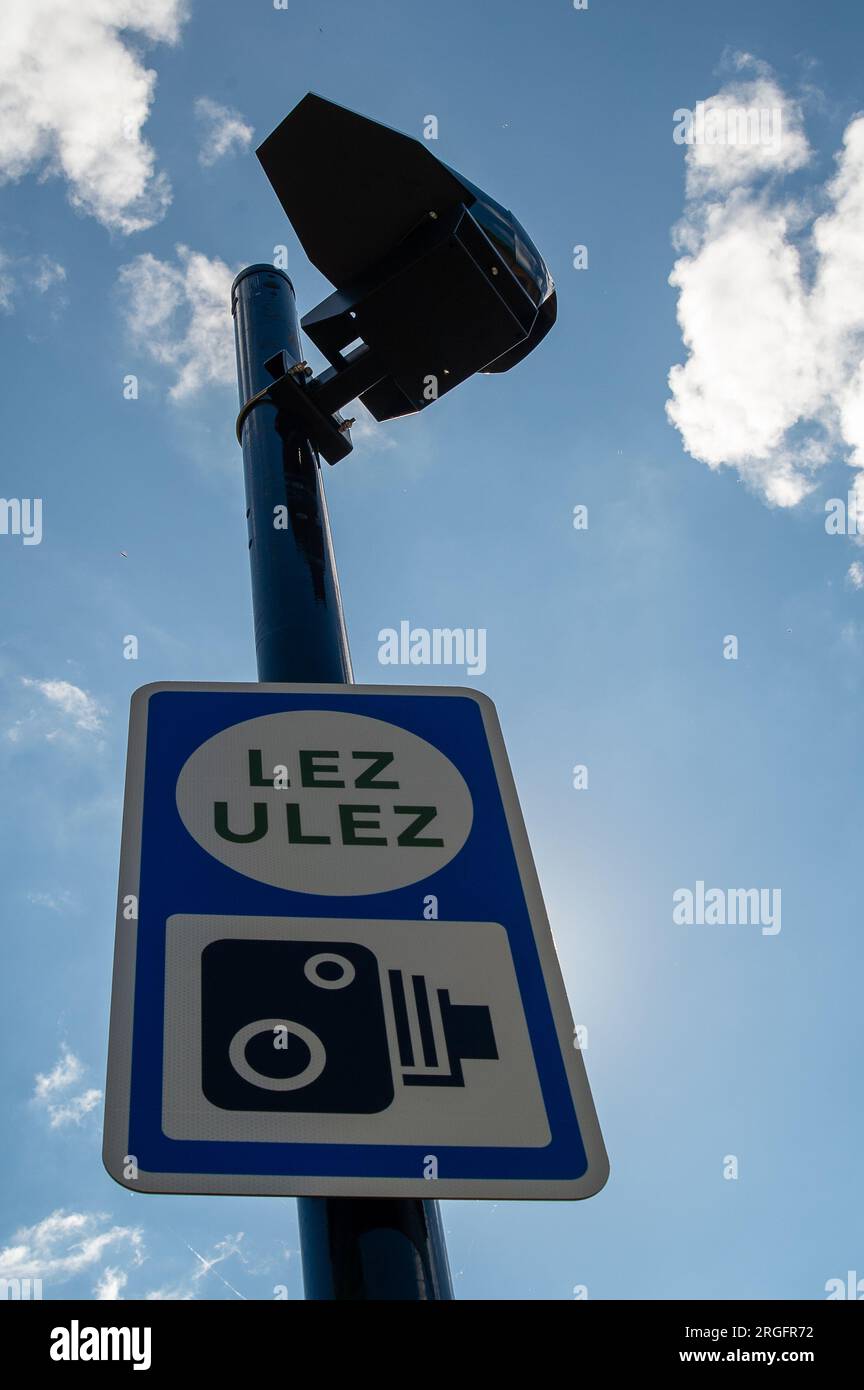 Uxbridge, UK. 9th August, 2023. New ULEZ cameras and signs (pictured ...