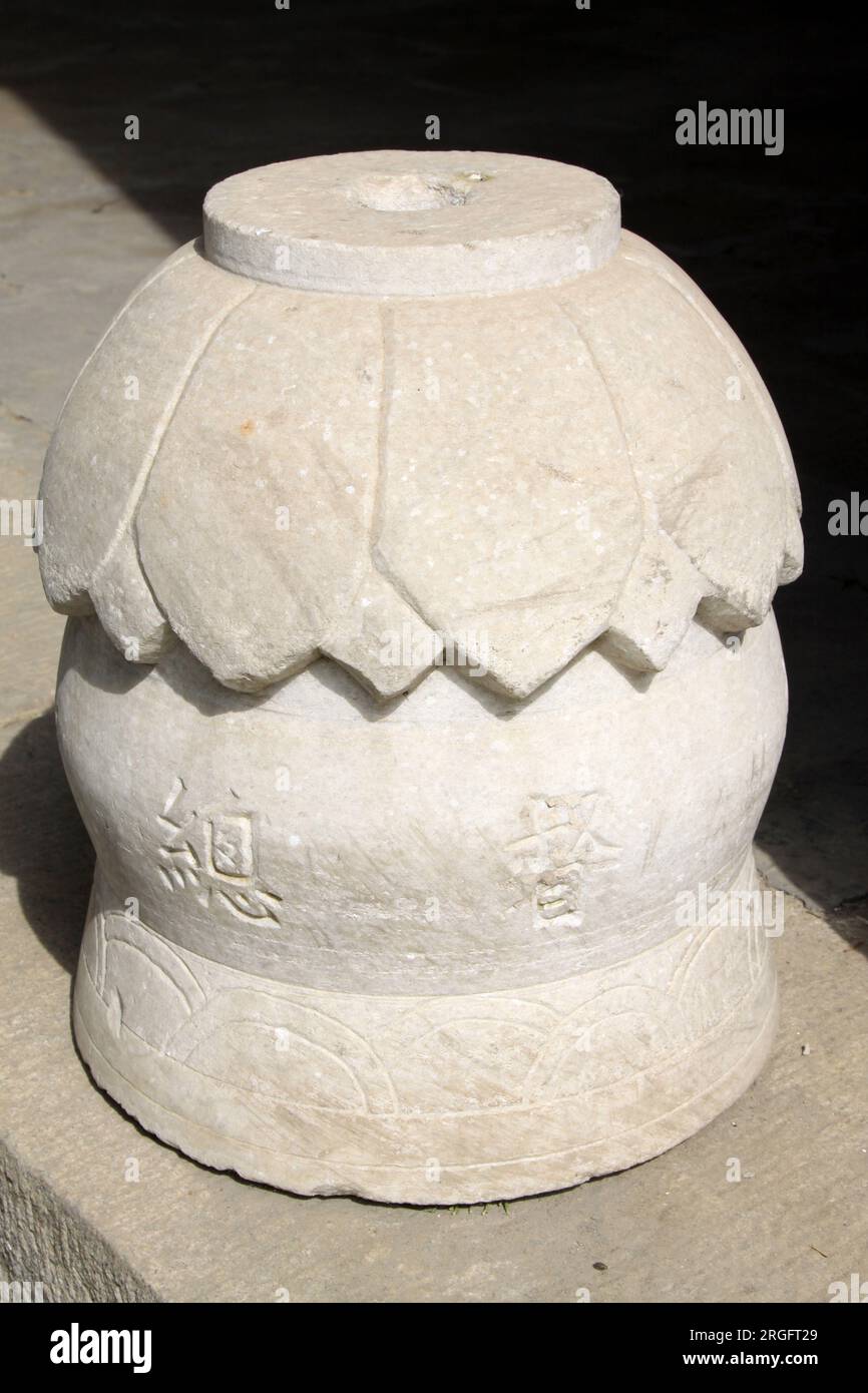 Decorative stone seat hi-res stock photography and images - Alamy