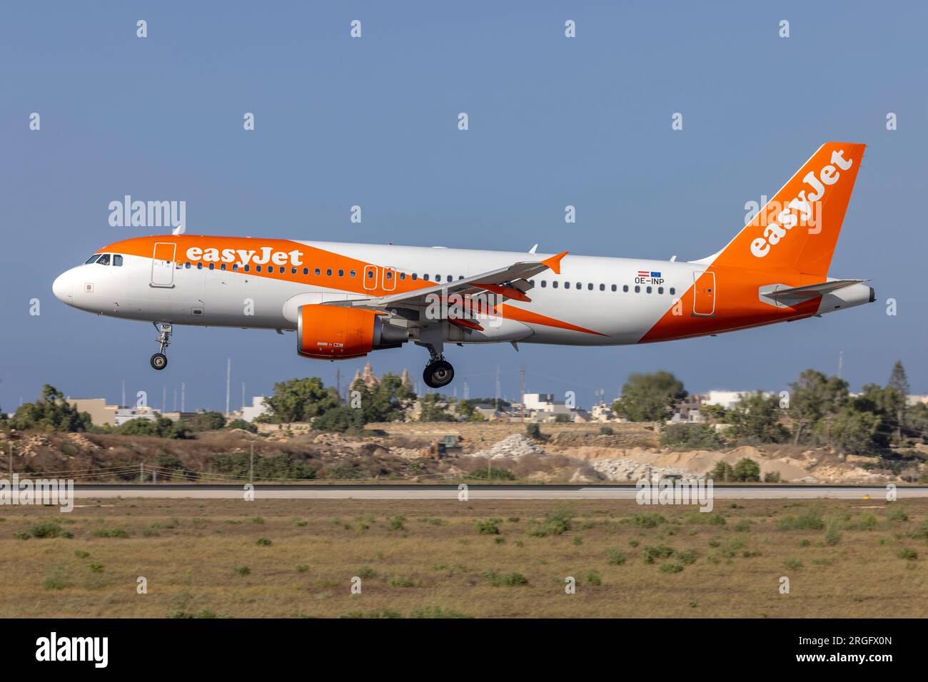 EasyJet Europe Airbus A320-214 (REG: OE-INP) landing runway 31 ...