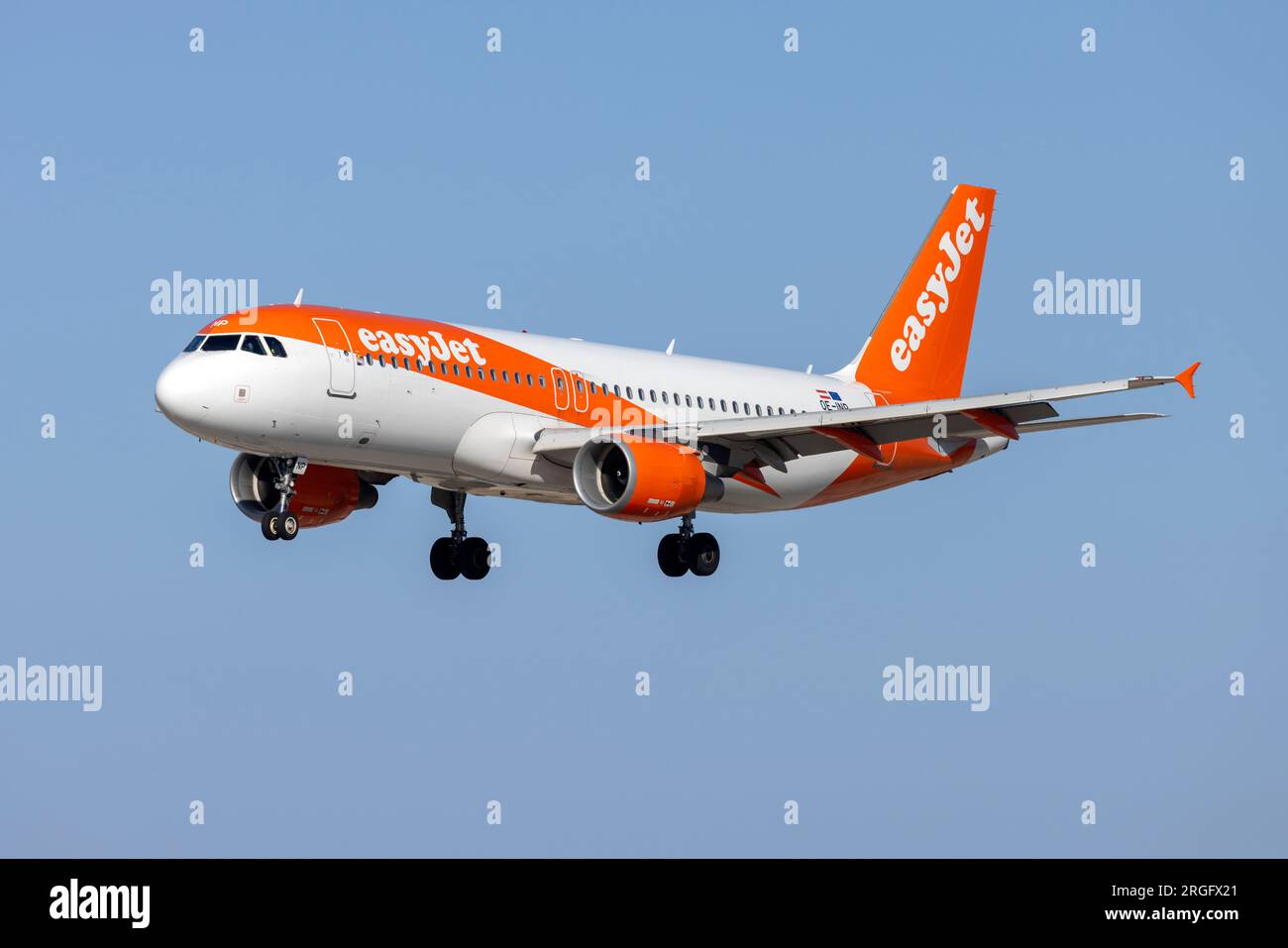 Easyjet airbus a320 arriving hi-res stock photography and images - Alamy