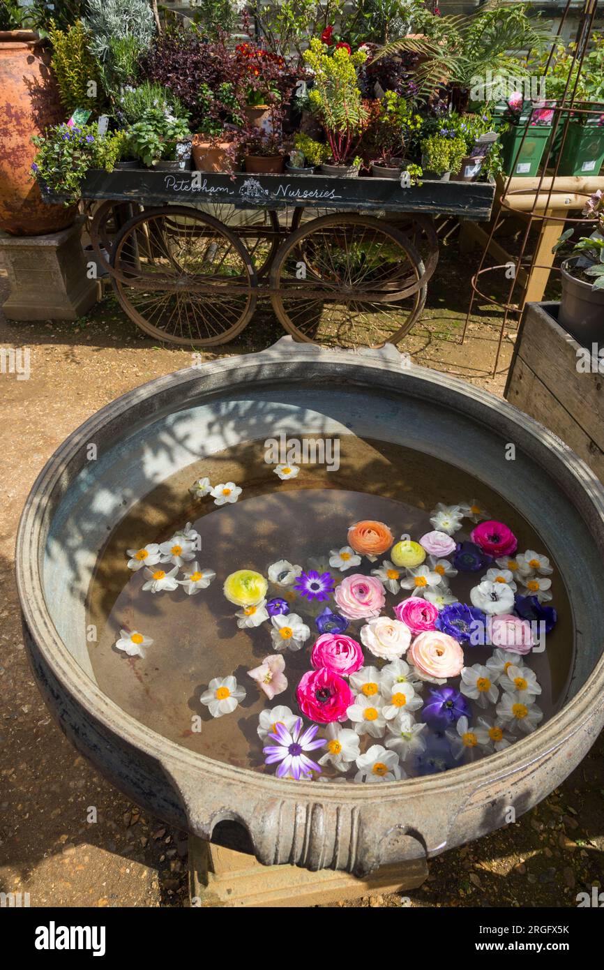 Metal flower water feature hi-res stock photography and images - Alamy