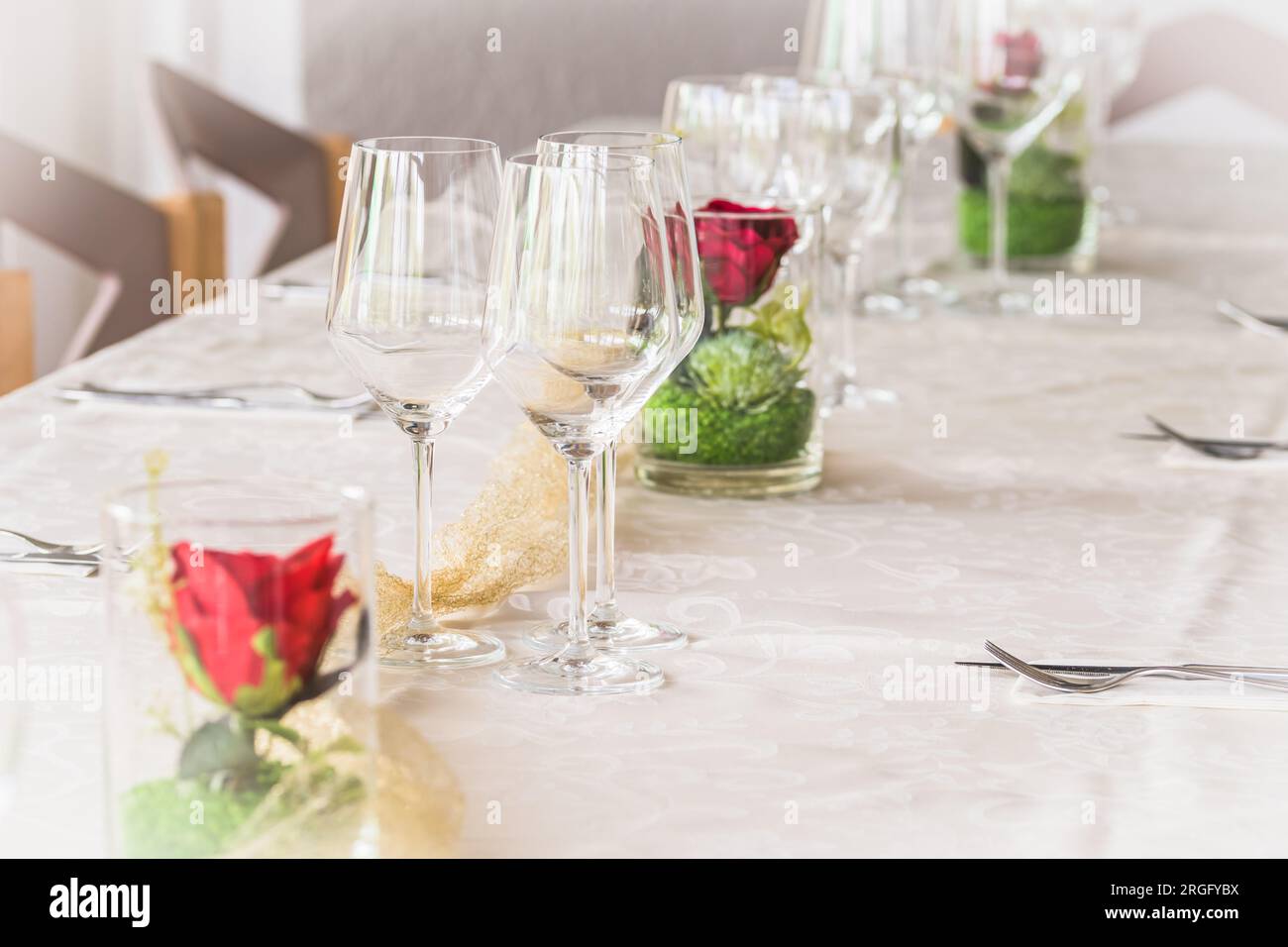 Beautiful table setting white hi-res stock photography and images - Alamy