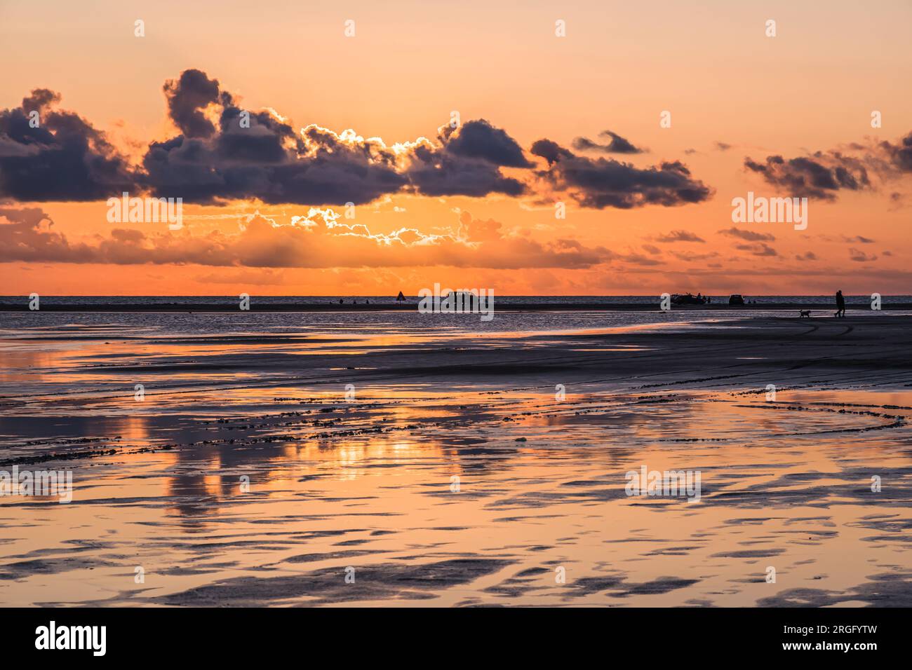 Colorful cloud sunset beach hi-res stock photography and images - Alamy