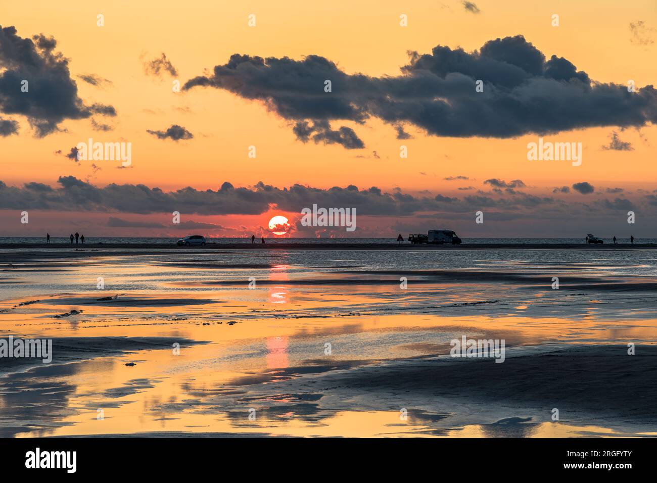 Colorful cloud sunset beach hi-res stock photography and images - Alamy
