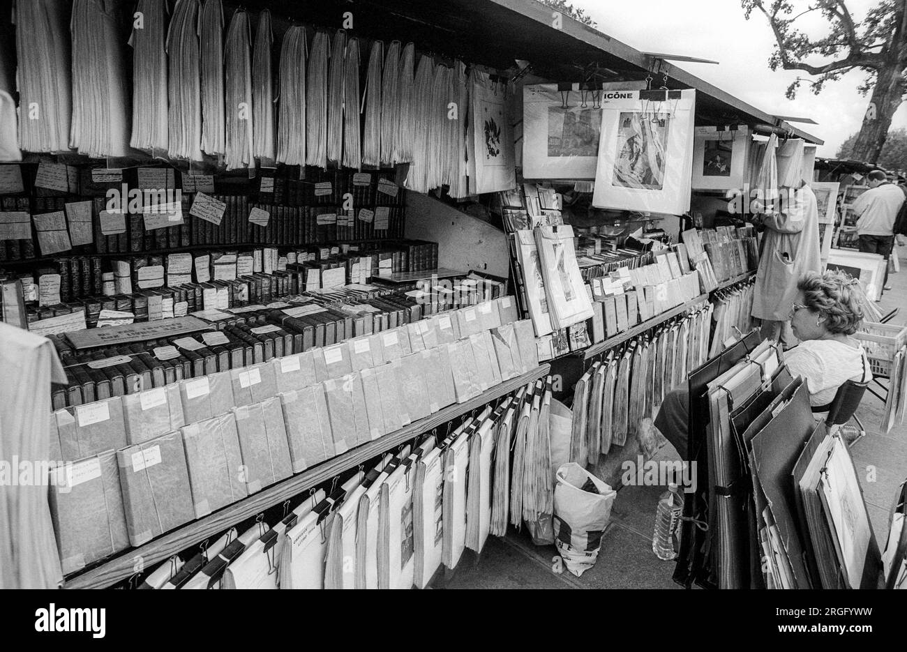 Bouquinistes paris Black and White Stock Photos & Images - Alamy