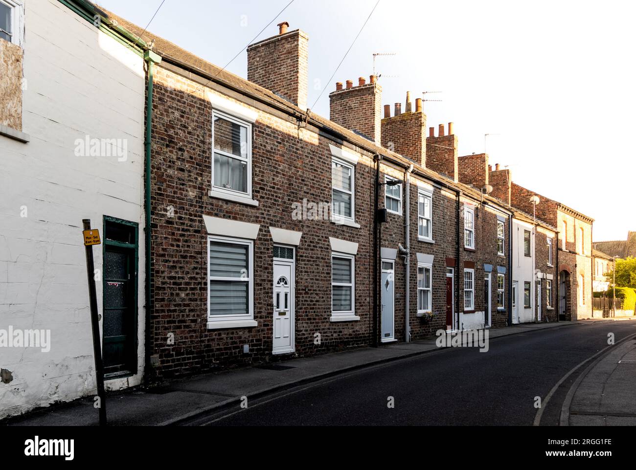 Row of houses on a street hi-res stock photography and images - Alamy