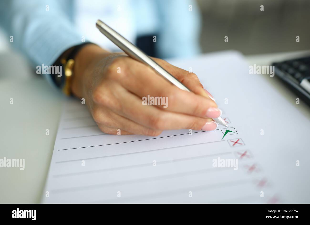 Female hand hold pen in her hand close up and write Stock Photo - Alamy