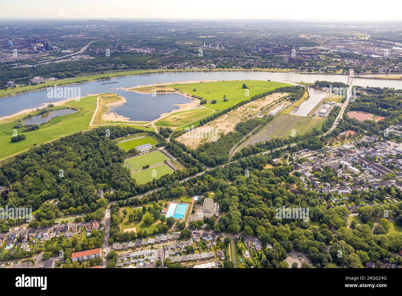 Luftbild, Freibad Homberg und PCC-Stadion, Rheindeichstraße, Fluss ...