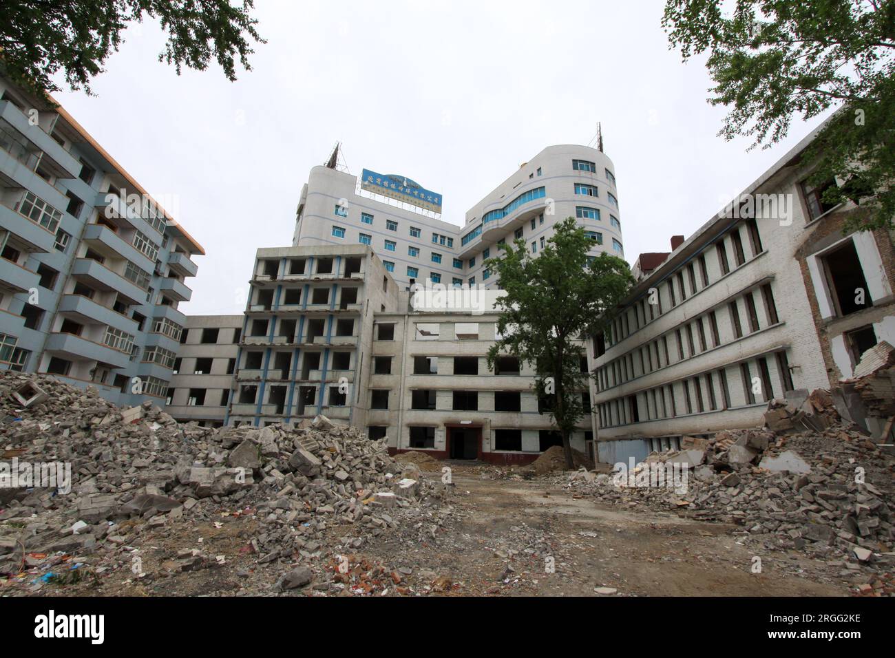 Earthquake damage buildings china hi-res stock photography and images ...