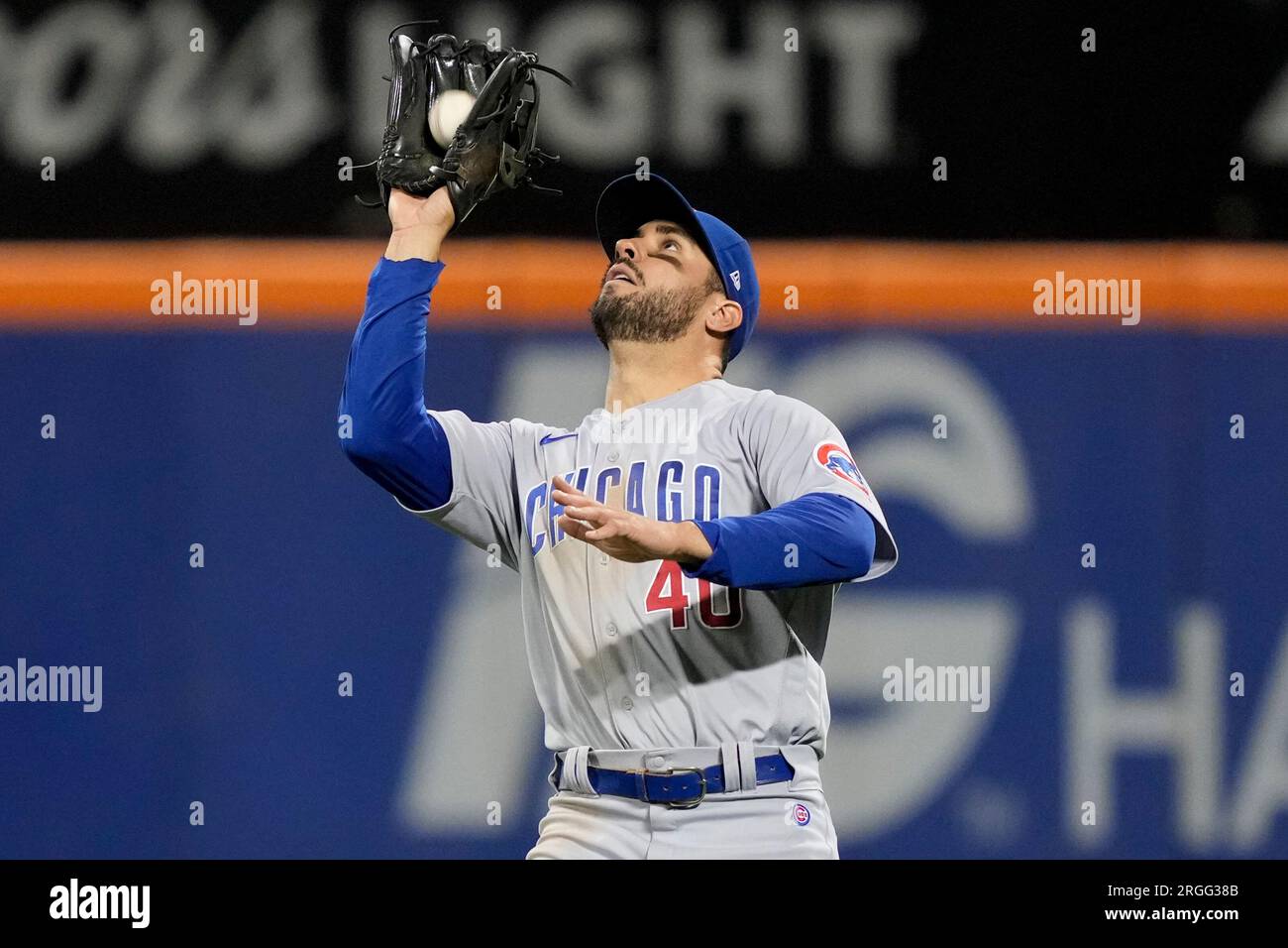 Chicago Cubs right fielder Mike Tauchman (40) catches a fly ball hit by ...