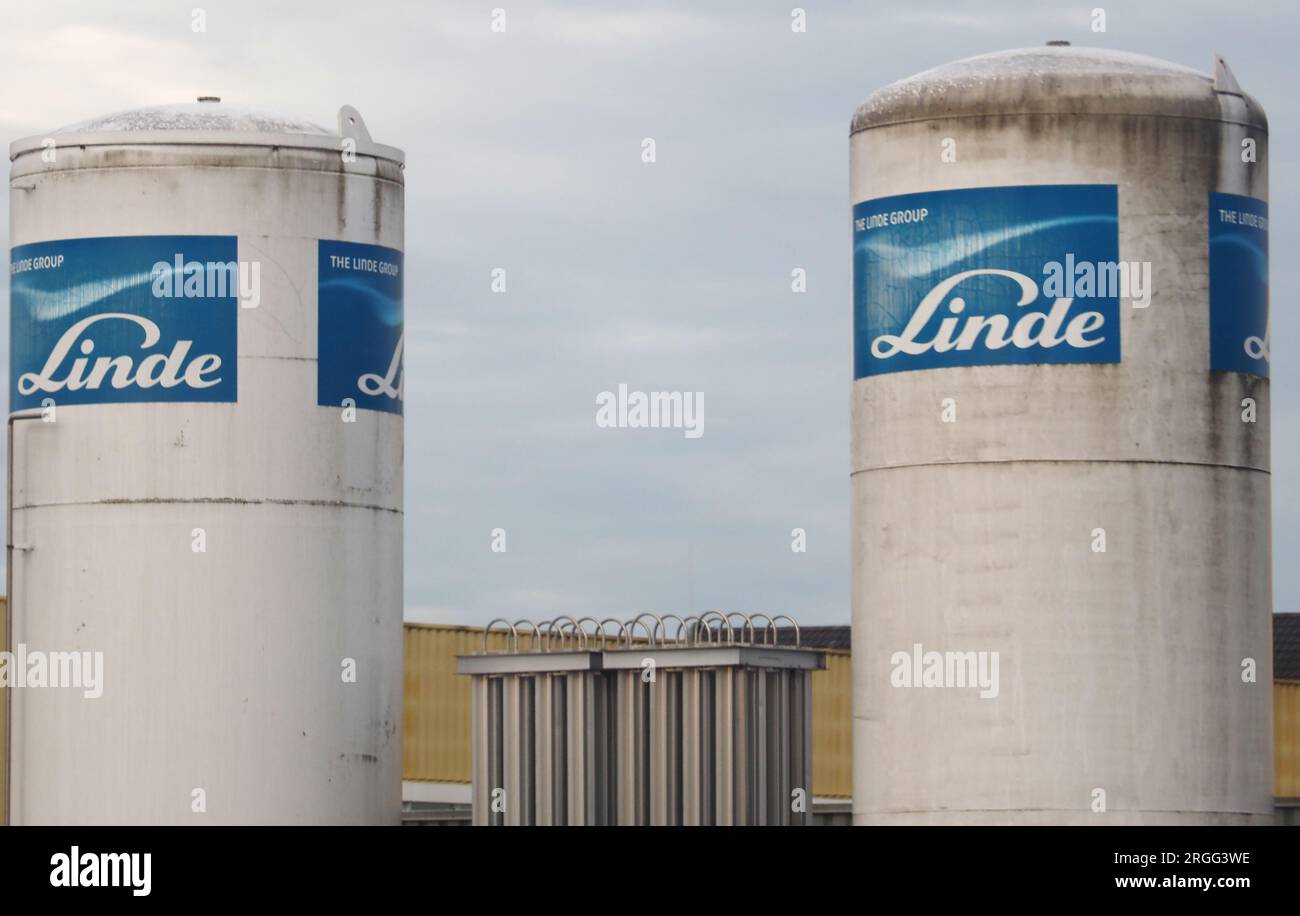 Linde's oxygen tanks against a blue sky Stock Photo - Alamy