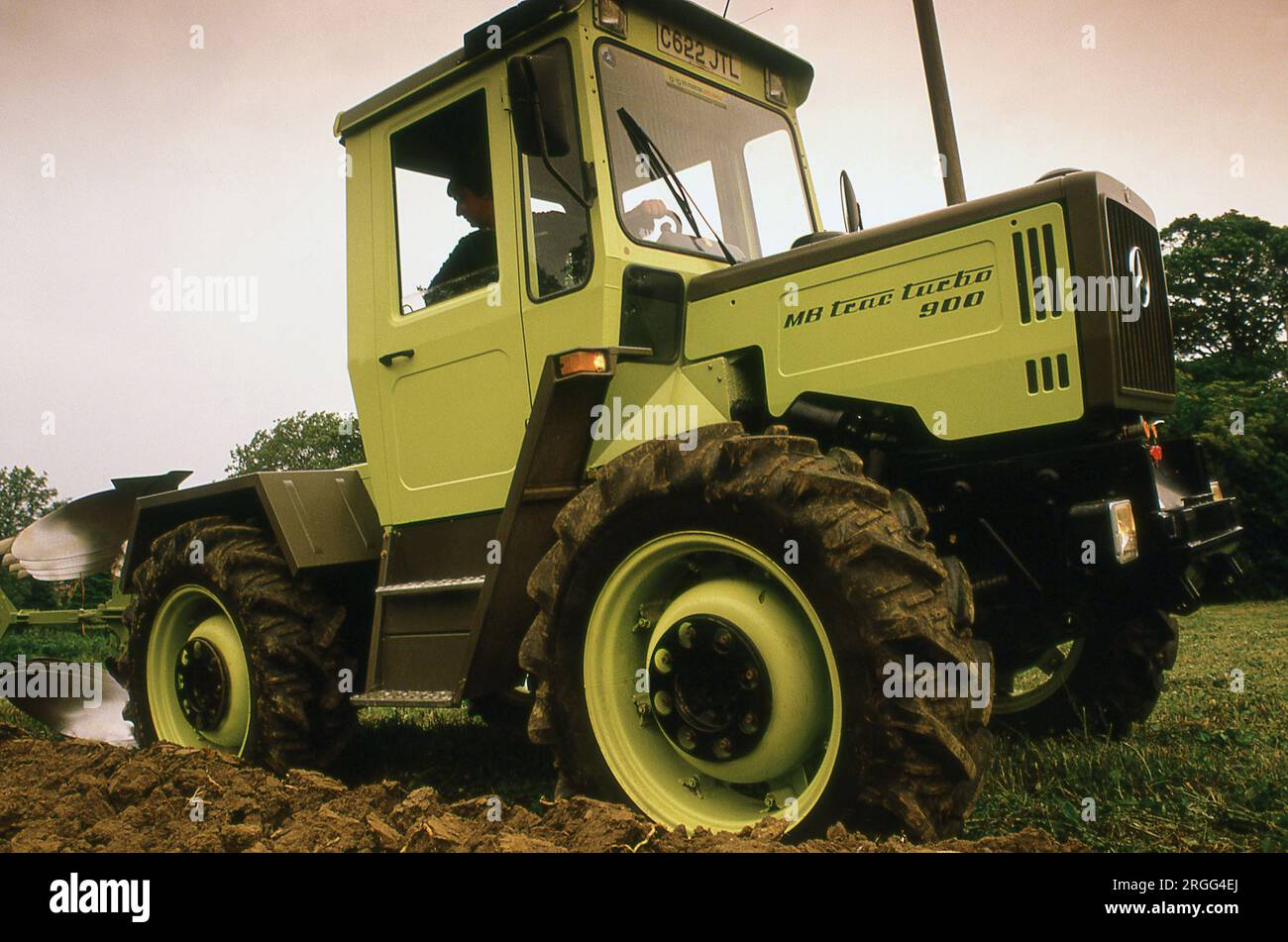 1986 Mercedes-Benz Trac Turbo 900 tractor Stock Photo - Alamy