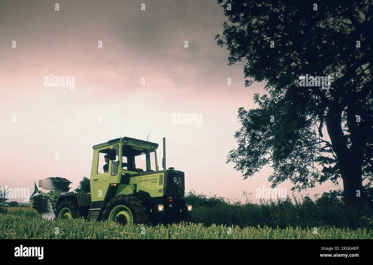 1986 Mercedes-Benz Trac Turbo 900 tractor Stock Photo - Alamy