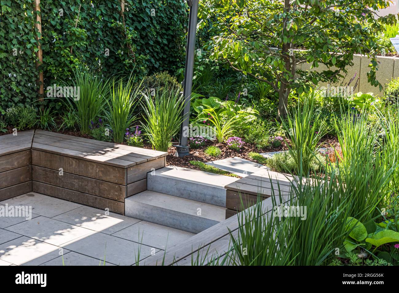 Modern concrete bench seat hi-res stock photography and images - Alamy