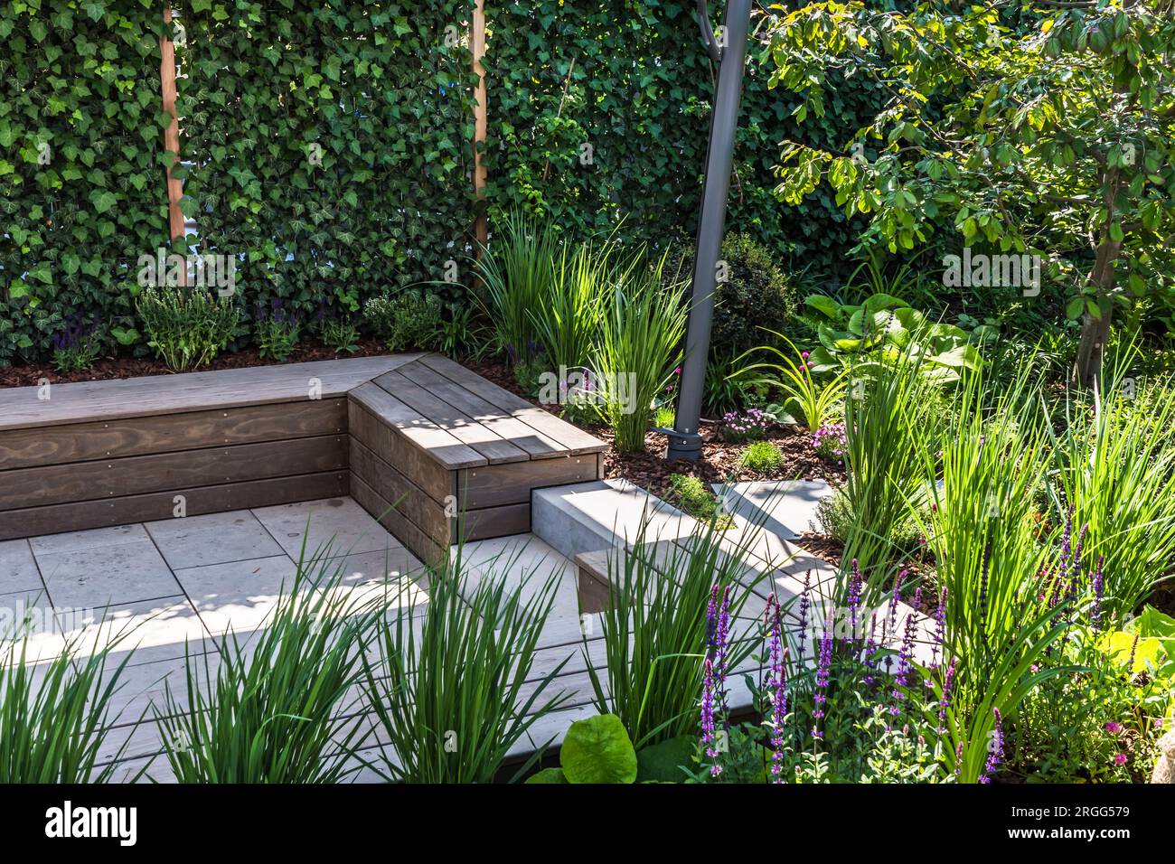 Cozy shady seating area made of concrete and wood in a garden Stock ...