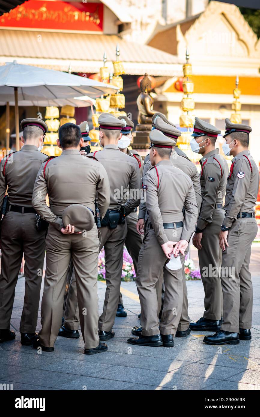 Thailand police are briefed at Wat Traimit Withayaram Temple, China ...