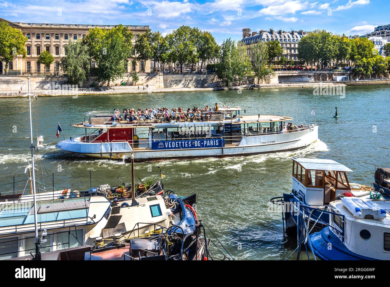 "Paris Iena" carrying tourists and sightseers on a 1-hour boat cruise ...