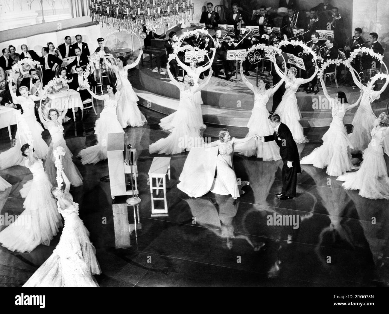 Jeanette MacDonald, Nelson Eddy (both dancing, center), on-set of the ...