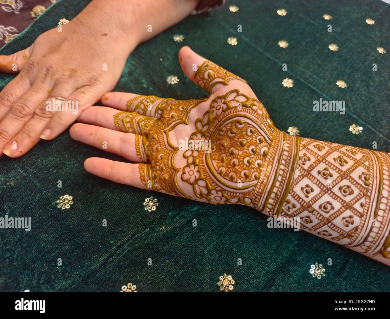 Mehndi artist making mehndi bridal hand In India, mehndi design Stock ...