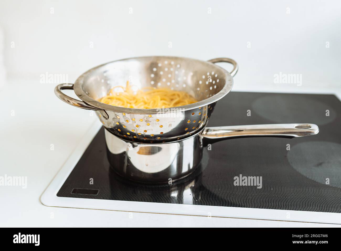 Spaghetti boiled in colander Stock Photo - Alamy