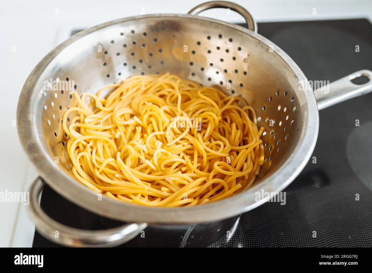 Draining italian pasta hi-res stock photography and images - Alamy
