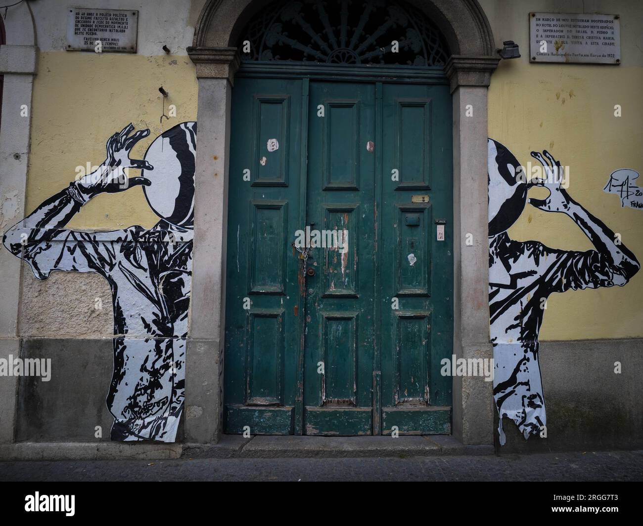 Graffiti bordered door hi-res stock photography and images - Alamy