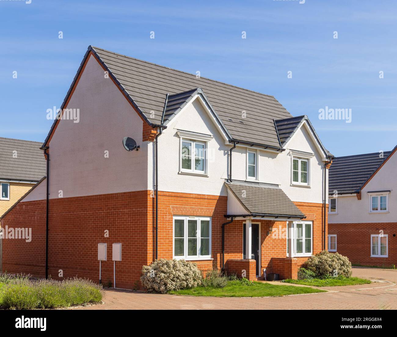 House exterior uk detached brick hi-res stock photography and images ...