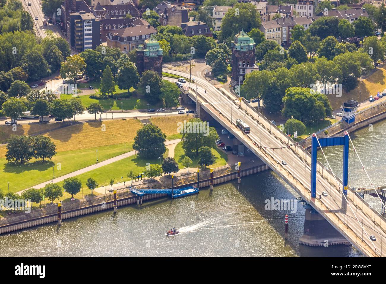 Two bridge towers hi-res stock photography and images - Alamy