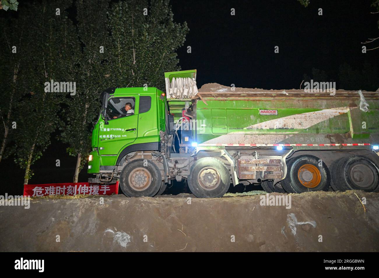 Embankments truck hi-res stock photography and images - Alamy