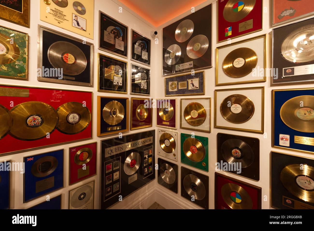 Platinum record awards hi-res stock photography and images - Alamy