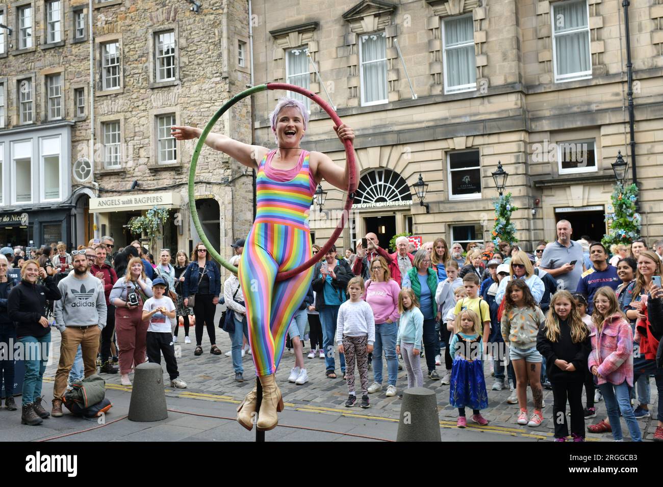 Edinburgh Scotland, UK 09 August 2023. Performers on the Royal Mile ...