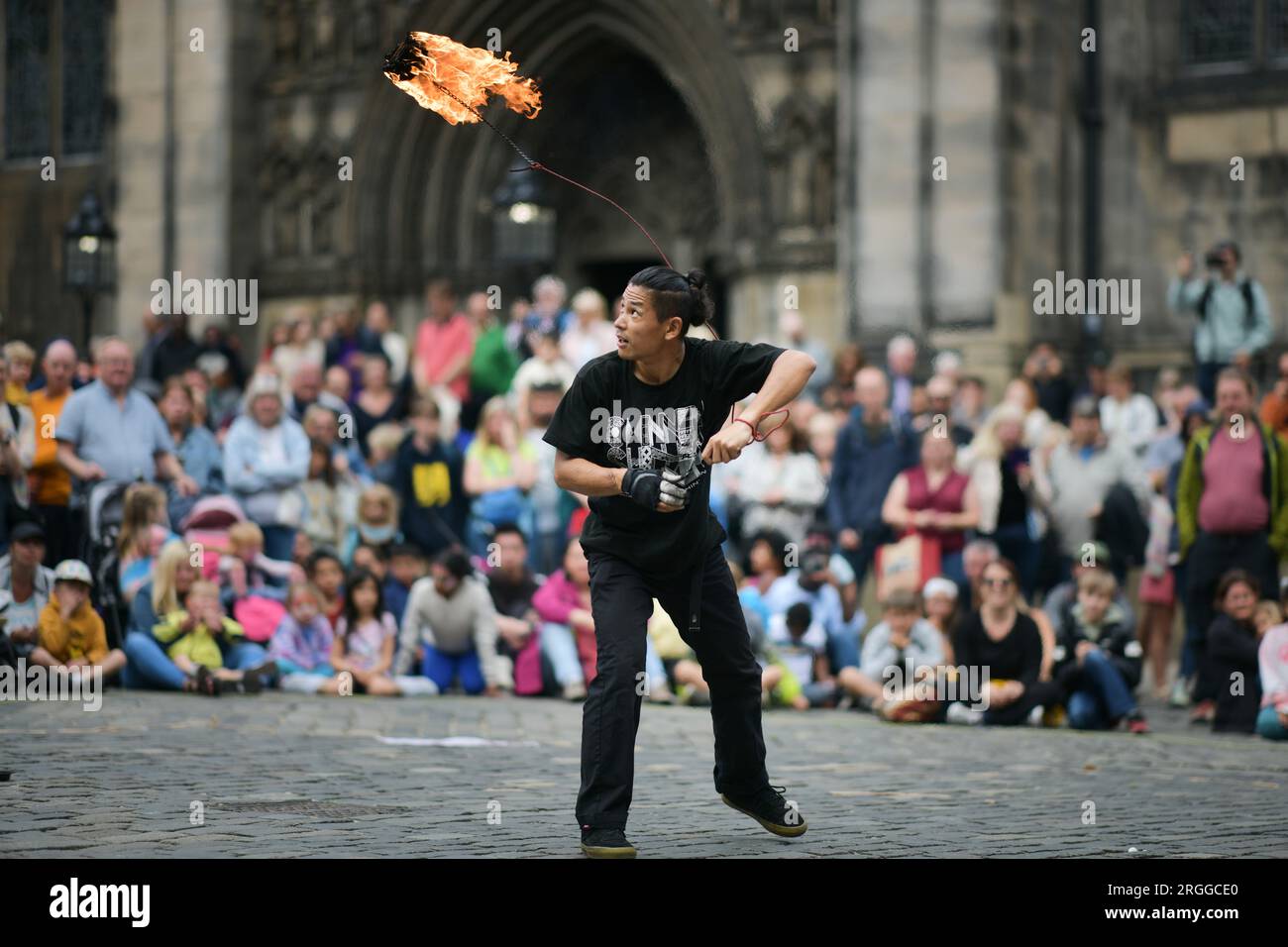 Edinburgh Scotland, UK 09 August 2023. Performers on the Royal Mile ...