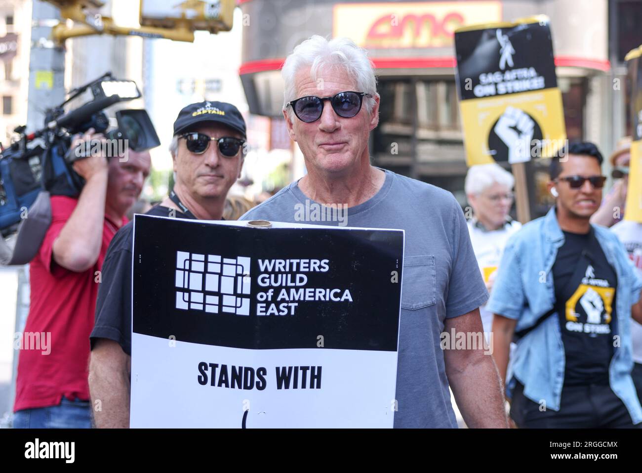 Richard Gere joins Hundreds of members and supporters of the WGA union ...