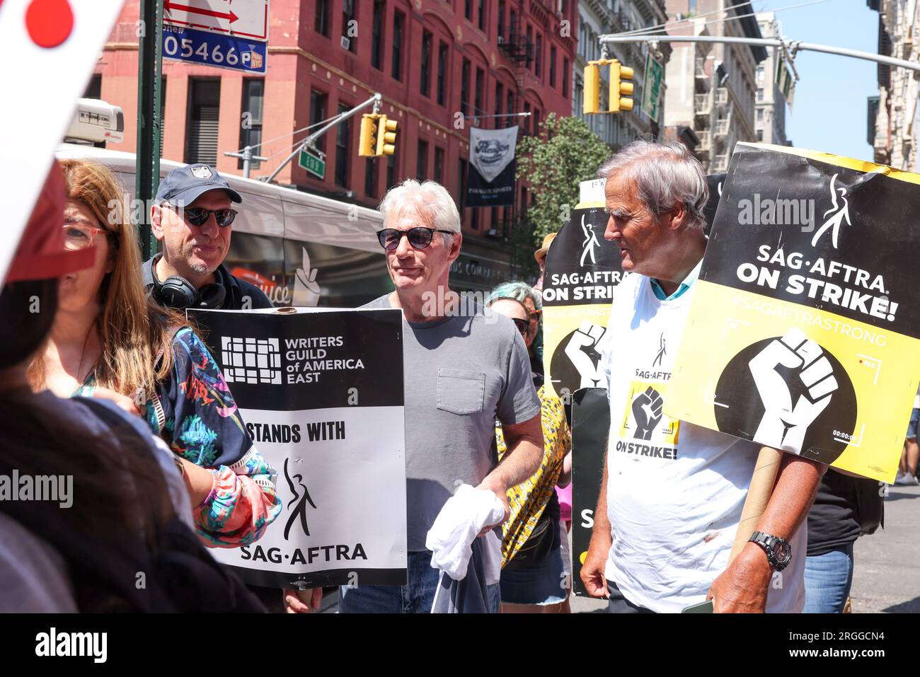 Richard Gere joins Hundreds of members and supporters of the WGA union ...