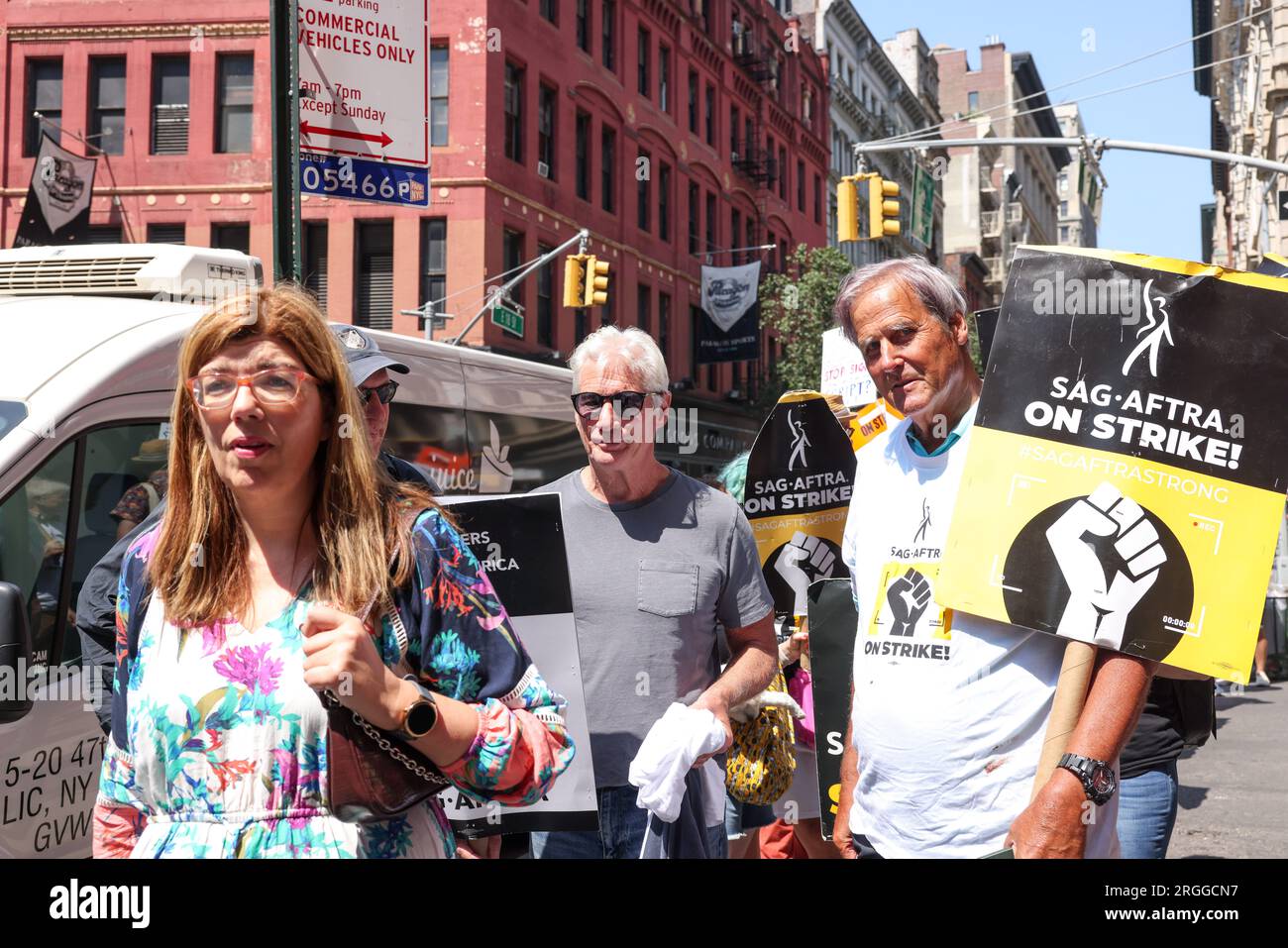 Richard Gere joins Hundreds of members and supporters of the WGA union ...