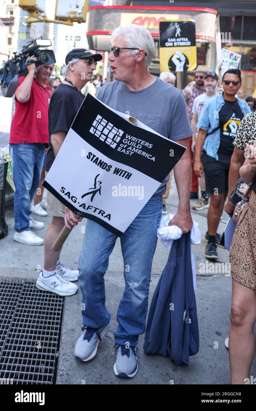 Richard Gere joins Hundreds of members and supporters of the WGA union ...
