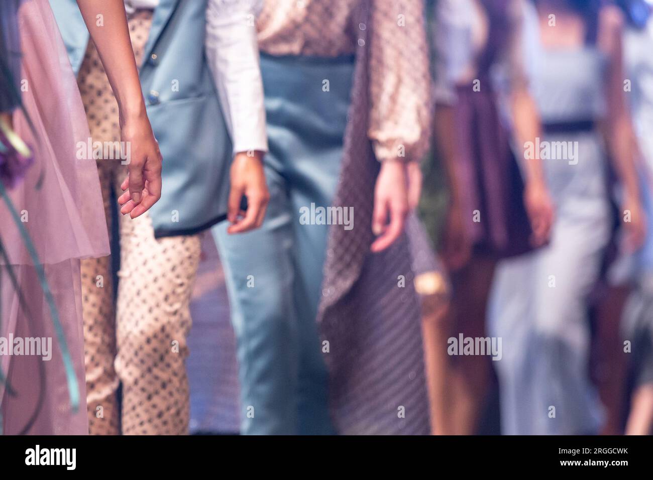 Female runway models backstage hi-res stock photography and images - Alamy
