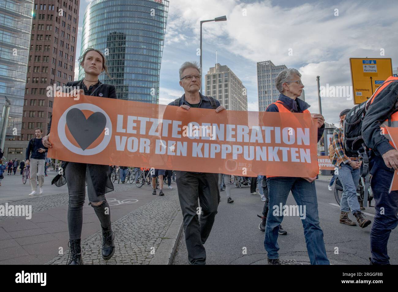 Action thresholds hi-res stock photography and images - Alamy