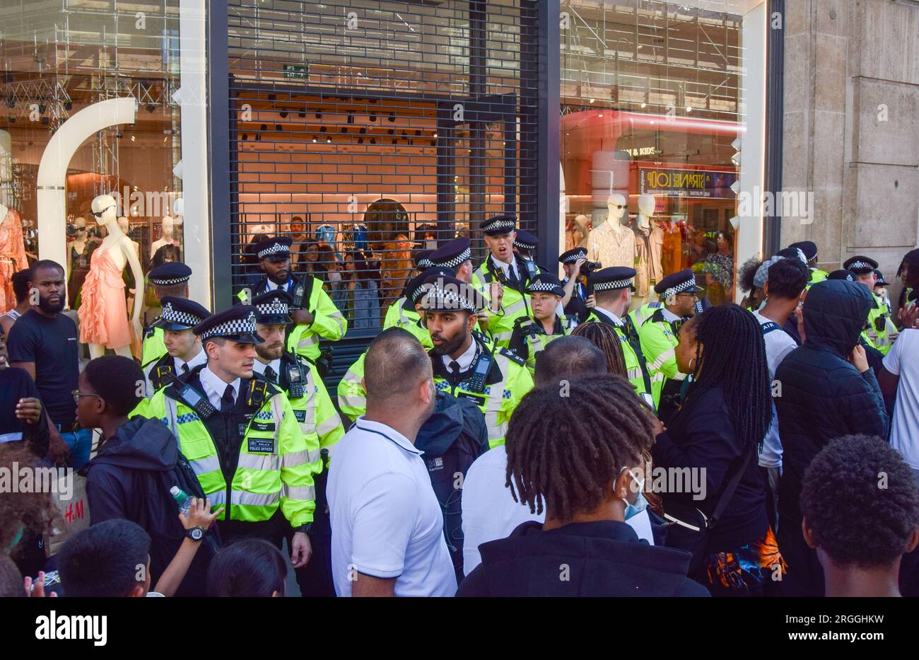 London, UK. 9th August 2023. Police officers descend on Oxford Street ...