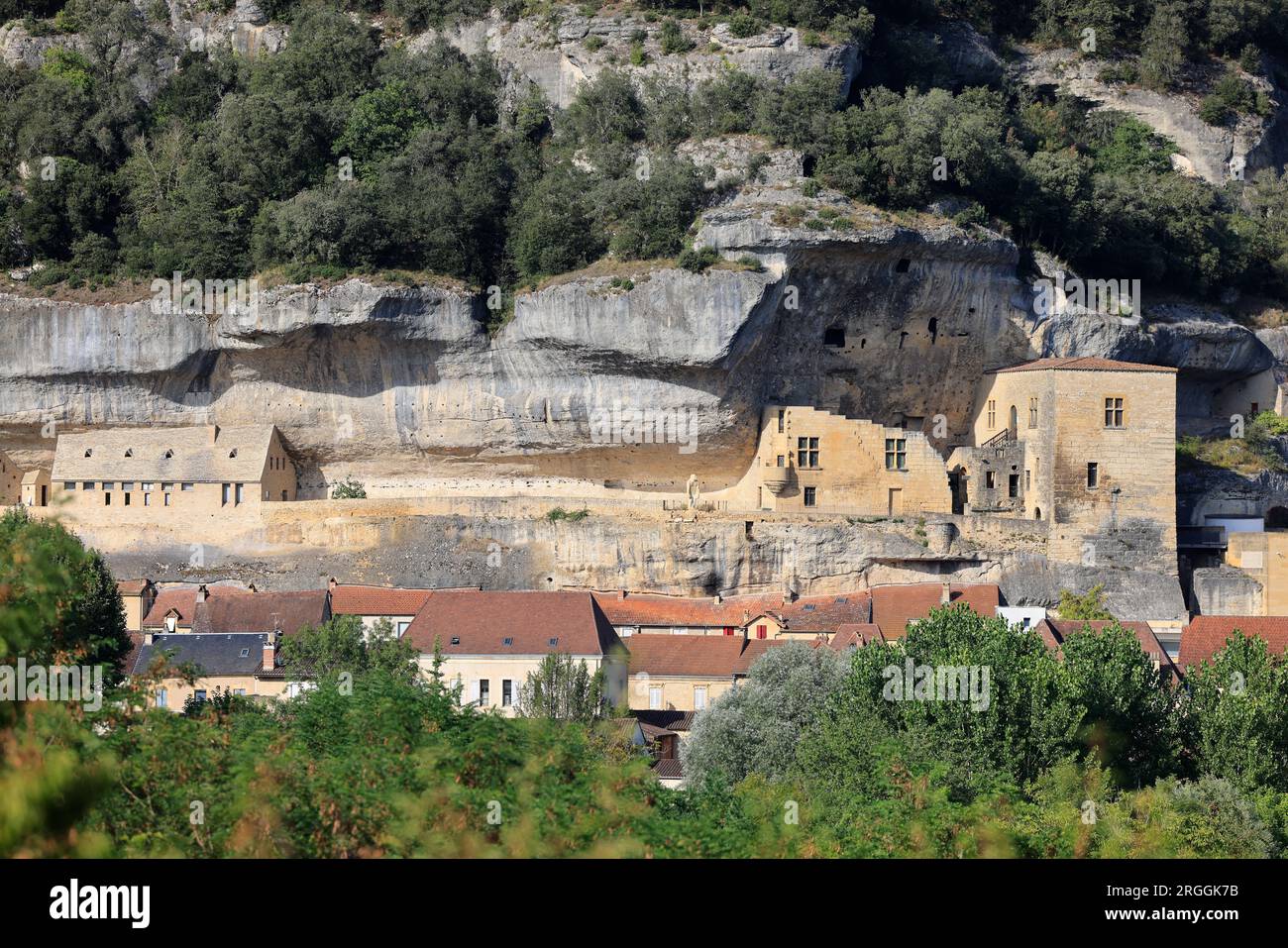 Musée national de Préhistoire dans le village des Eyzies de Tayac ...